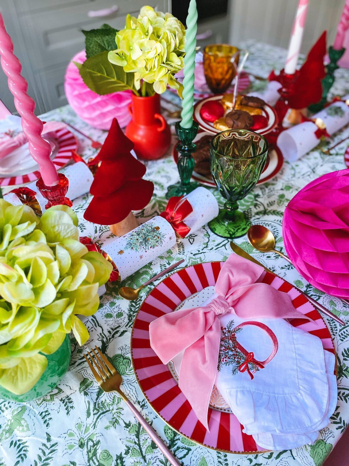 Christmas Table Styling Ideas From Bright and Bold to Traditional Luxe